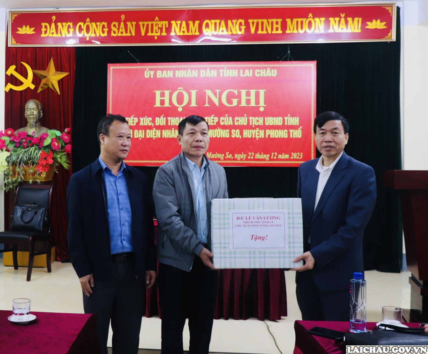 Chủ tịch UBND tỉnh đối thoại trực tiếp với đại diện Nhân dân xã Mường ...